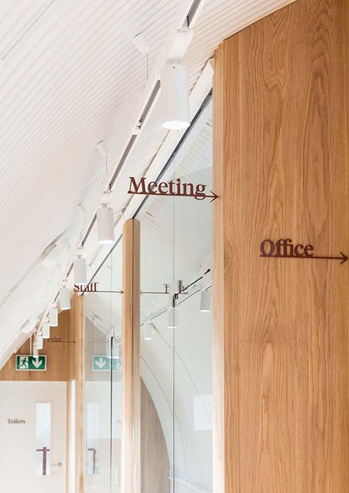 Renovasi Kantor Jadi Lebih Fresh, Pakai Signage Ini!